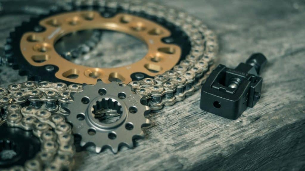 5 étapes pour nettoyer et graisser sa chaîne moto - Pneus-Net
